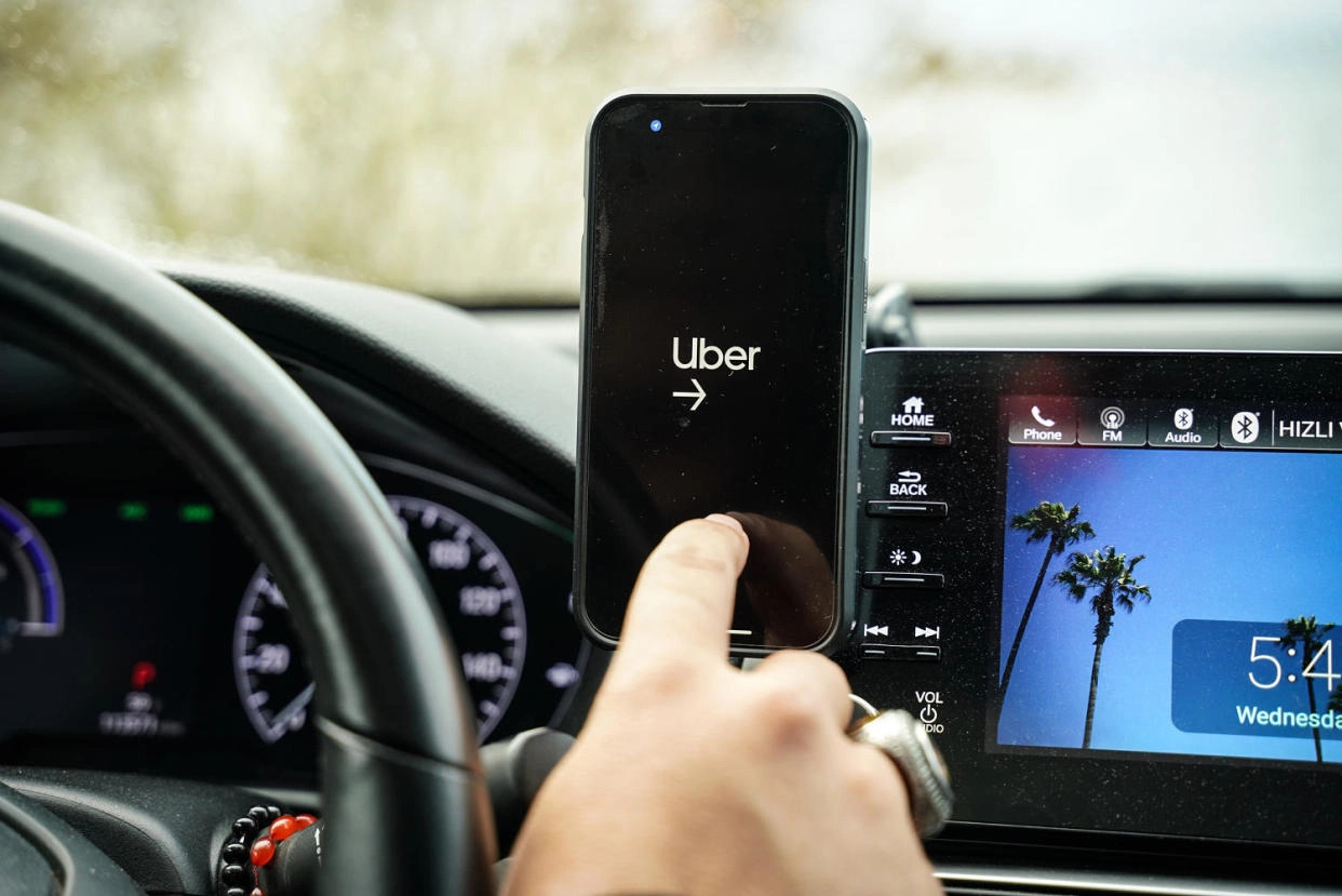 Người đàn ông đóng giả tài xế Uber rồi "ăn trộm" 300.000 USD crypto